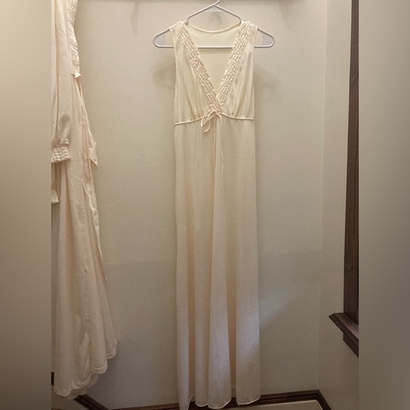Val Mode | Intimates & Sleepwear | Vintage Val Mode Robe And Nightgown ...